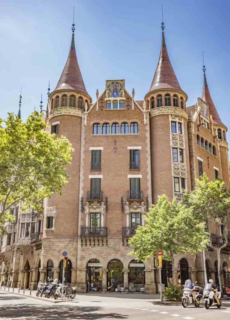 30 Famous Architecture Sights in Barcelona (Gaudi + More)