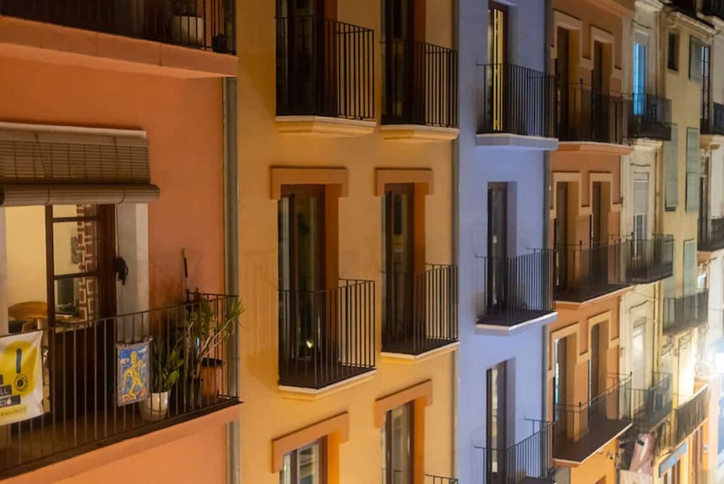 30 Pros and Cons of Living in Valencia (From a Local Expat!)