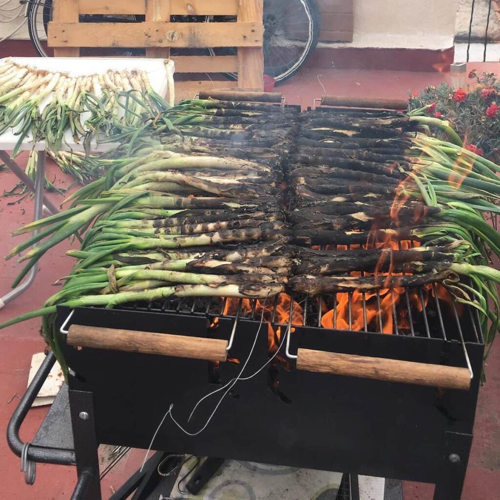 7 Best Calçotadas in Barcelona (+ How to Eat Calçots!)